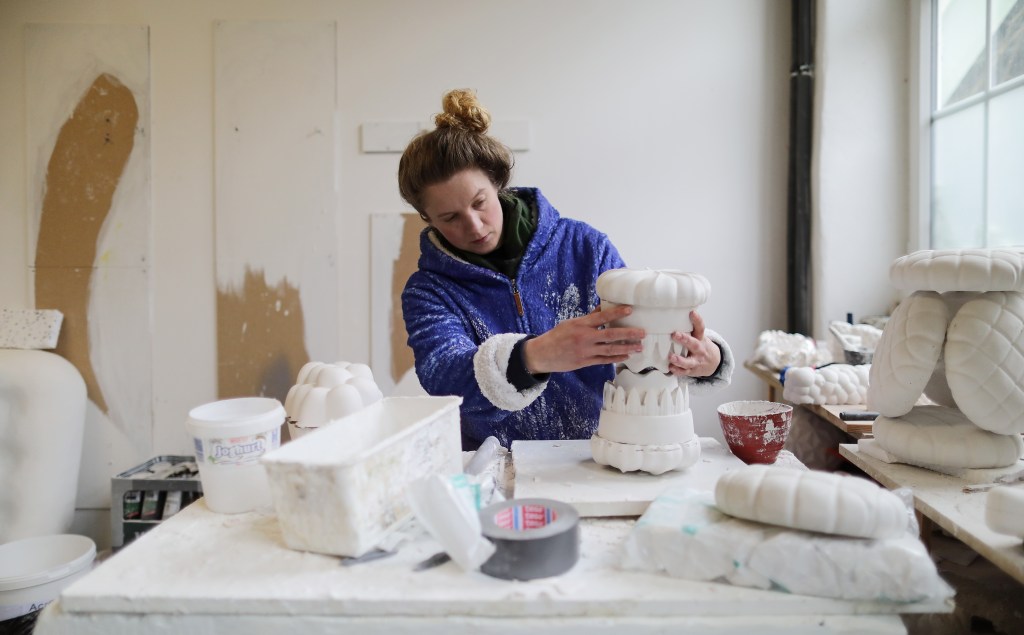 Zu ihrer Bildhauerei gehört ein durchdachtes Atelier - on art magazine